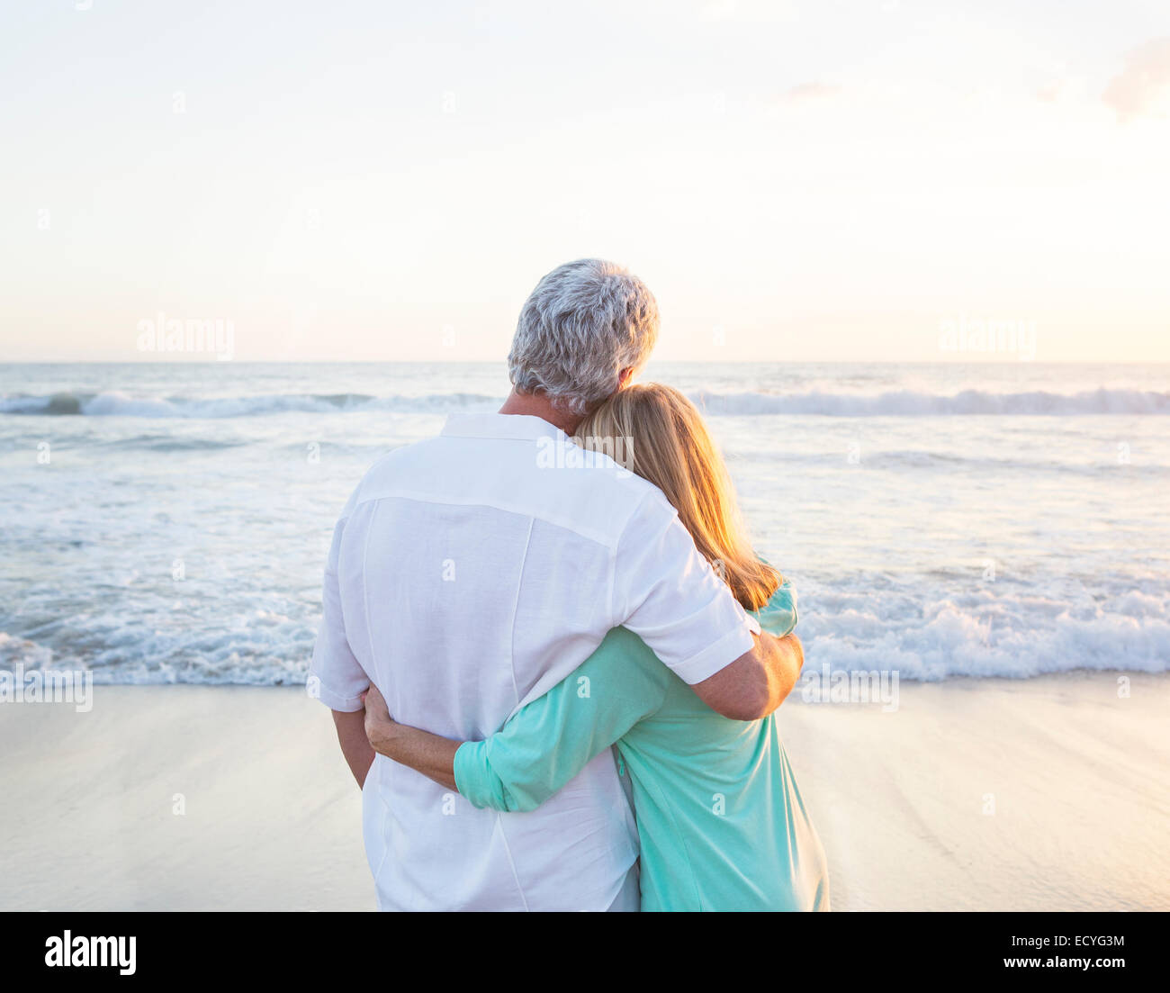 Caucasian couple hugging on beach Stock Photo - Alamy