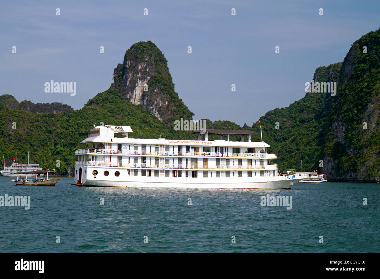 Vietnam ha long bay sea hi-res stock photography and images - Alamy