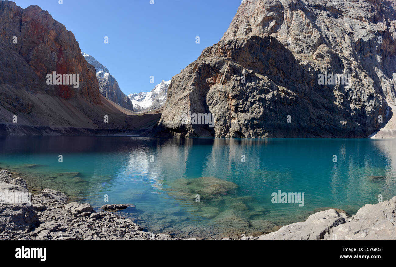 Mountain lake surrounded rocks hi-res stock photography and images - Alamy