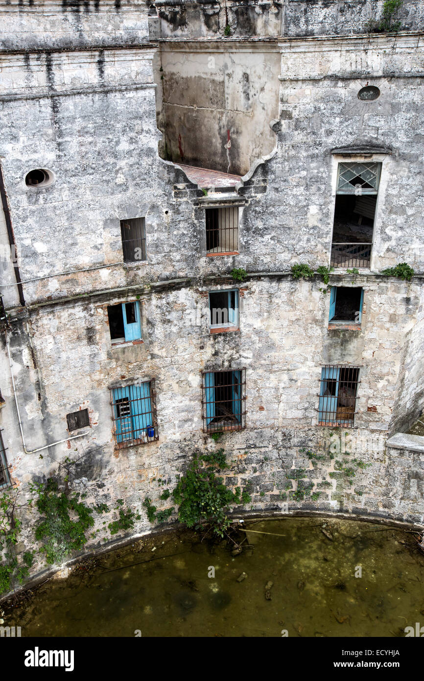 Old and shabby buildings in Havana, Cuba Stock Photo - Alamy