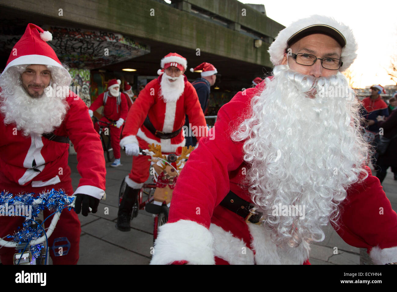 Santas of Old School BMX Life on the Santa Cruise charity day out ...
