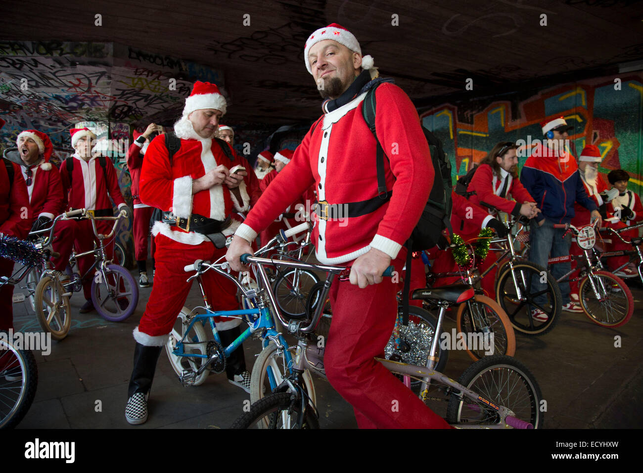 Santas of Old School BMX Life on the Santa Cruise charity day out ...