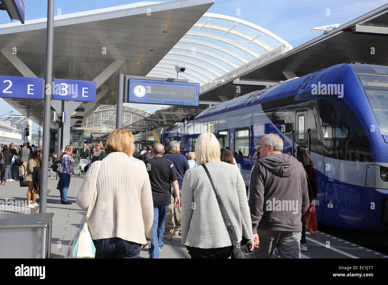 Crowd station hi-res stock photography and images - Alamy