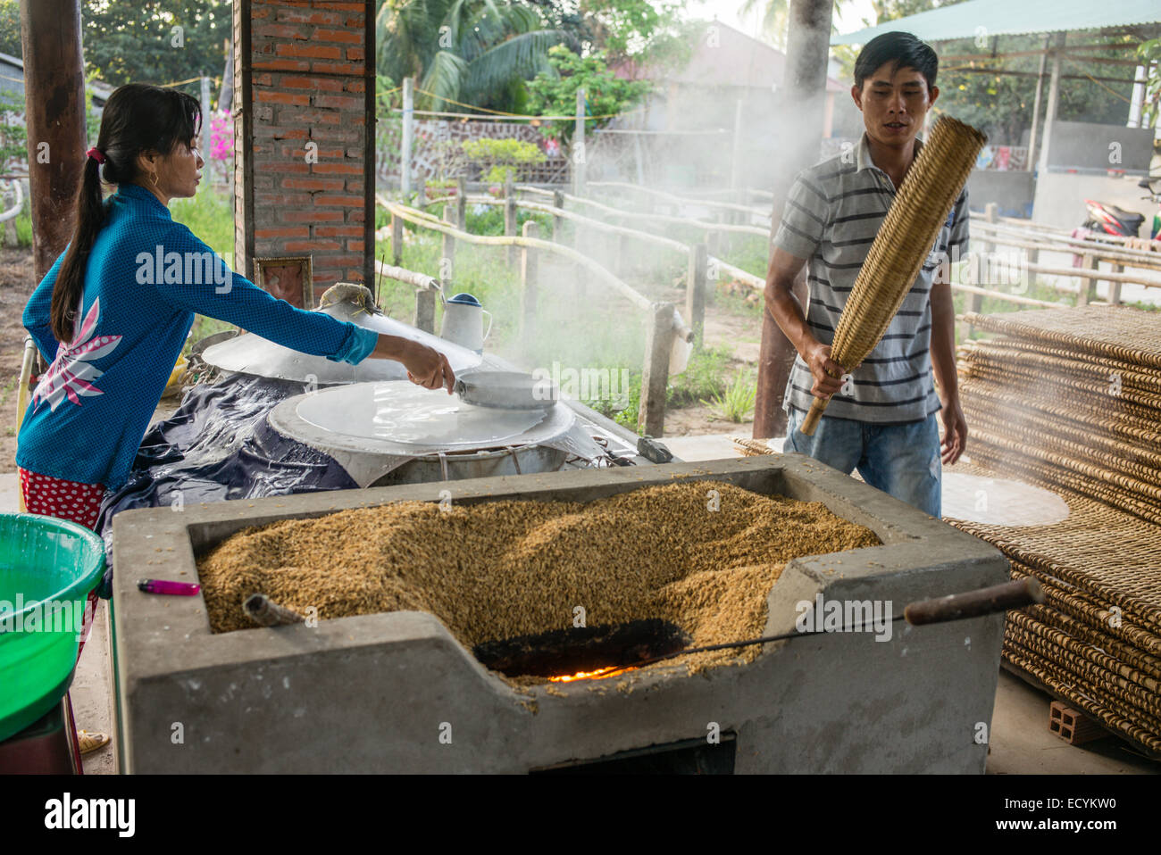 Vietnamese drying fresh rice paper hi-res stock photography and images ...