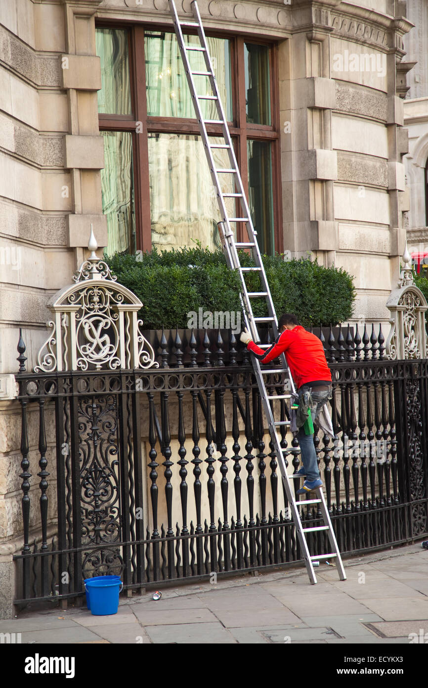 Man cleaning windows hi-res stock photography and images - Alamy