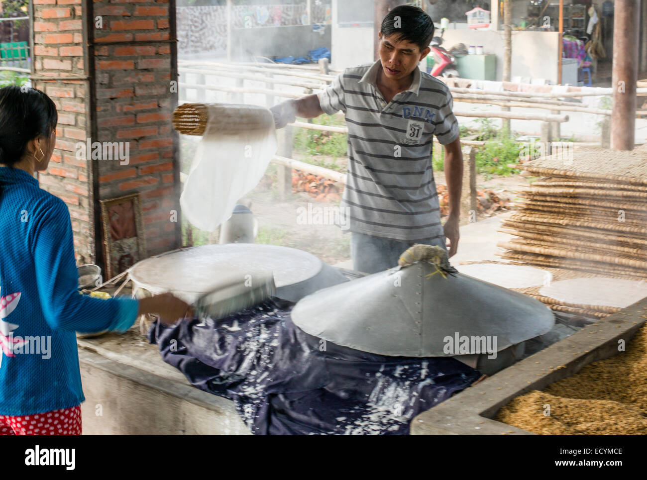 Vietnamese drying fresh rice paper hi-res stock photography and images ...