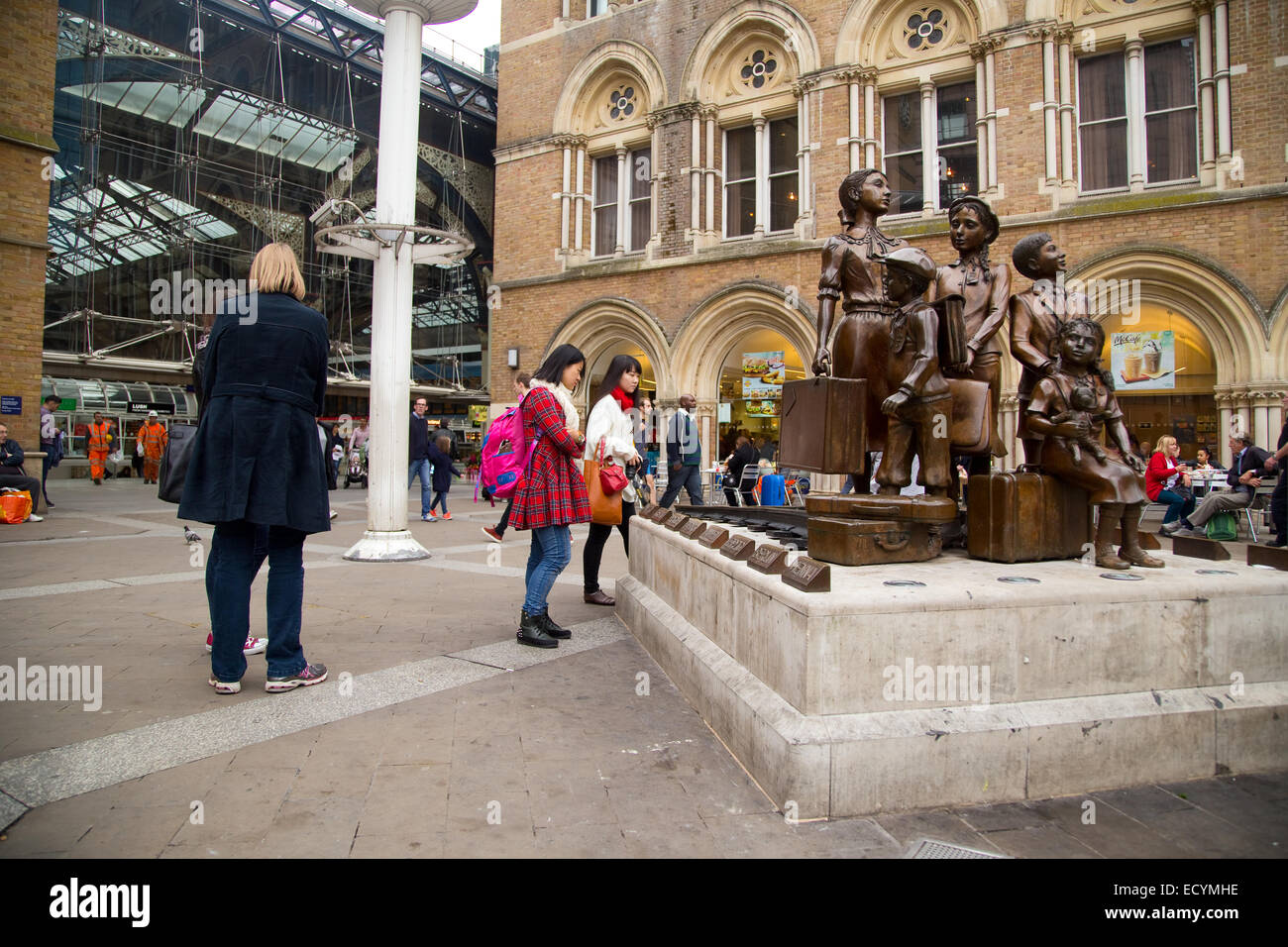 Kindertransport statue hi-res stock photography and images - Alamy