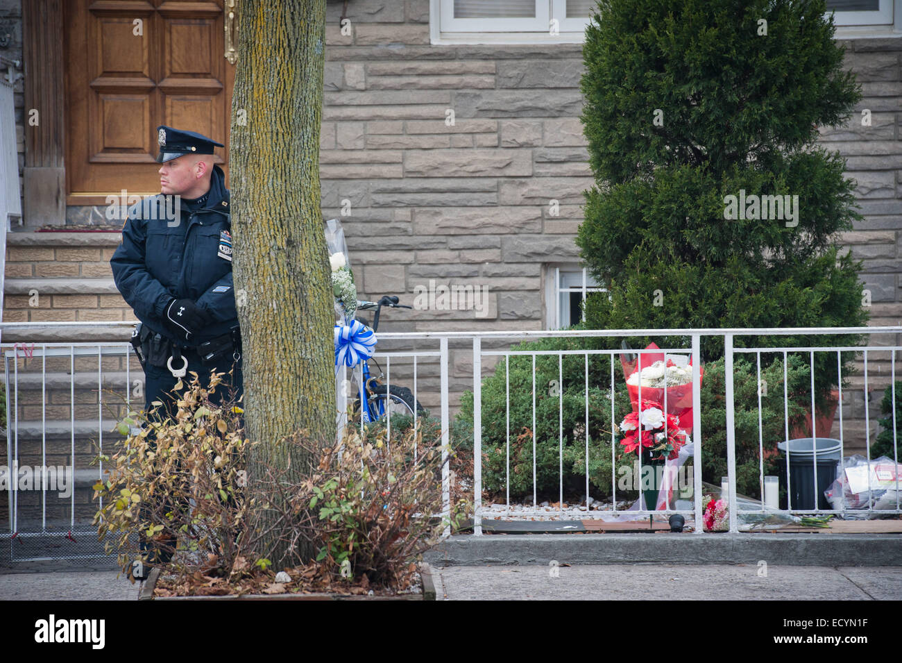 Brooklyn, New York, USA. 21st Dec, 2014. A police officer stands watch ...