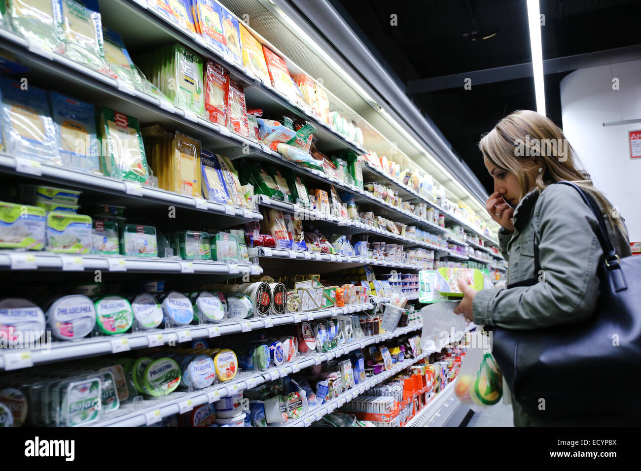Woman grocery shopping hi-res stock photography and images - Alamy