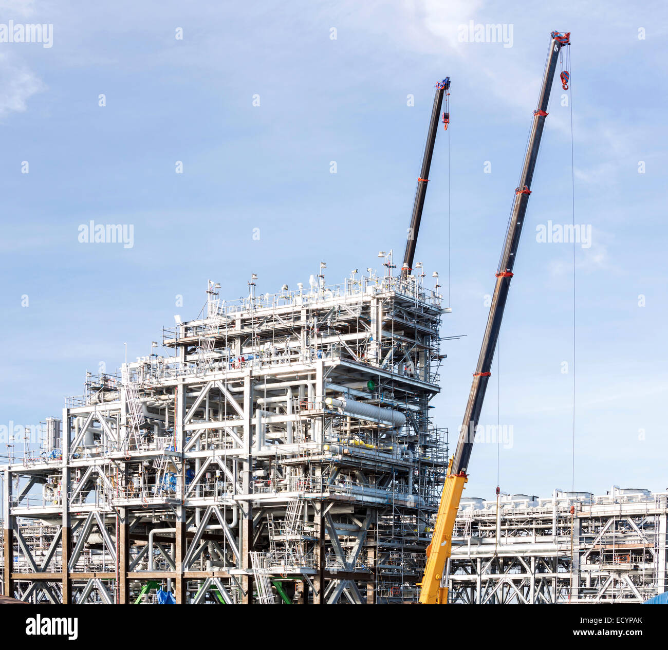Assembling of liquefied natural gas Refinery Factory with LNG storage ...