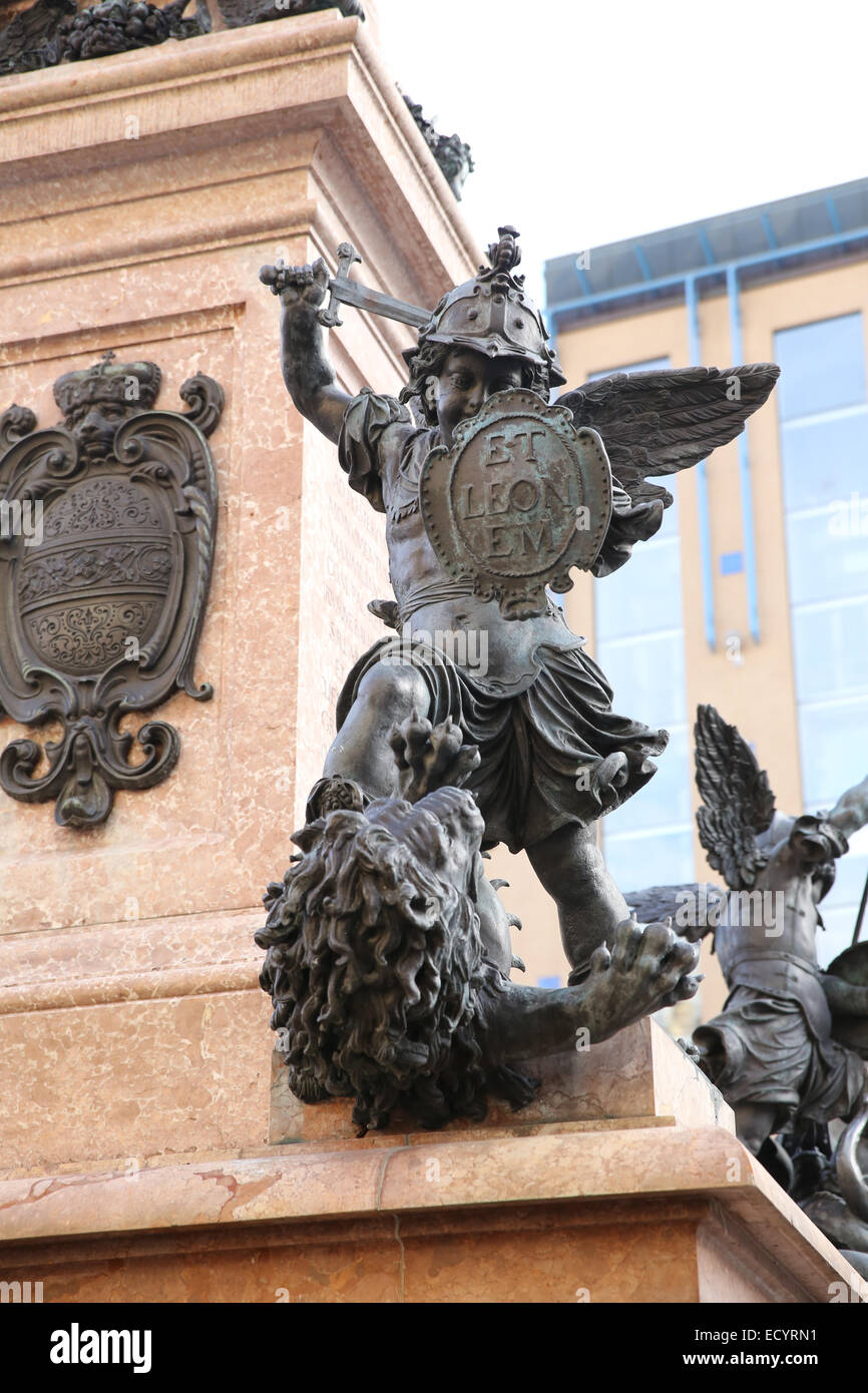 Figure column hi-res stock photography and images - Alamy