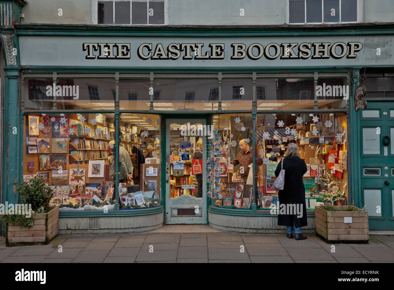 Old fashioned shop front window hi-res stock photography and images - Alamy