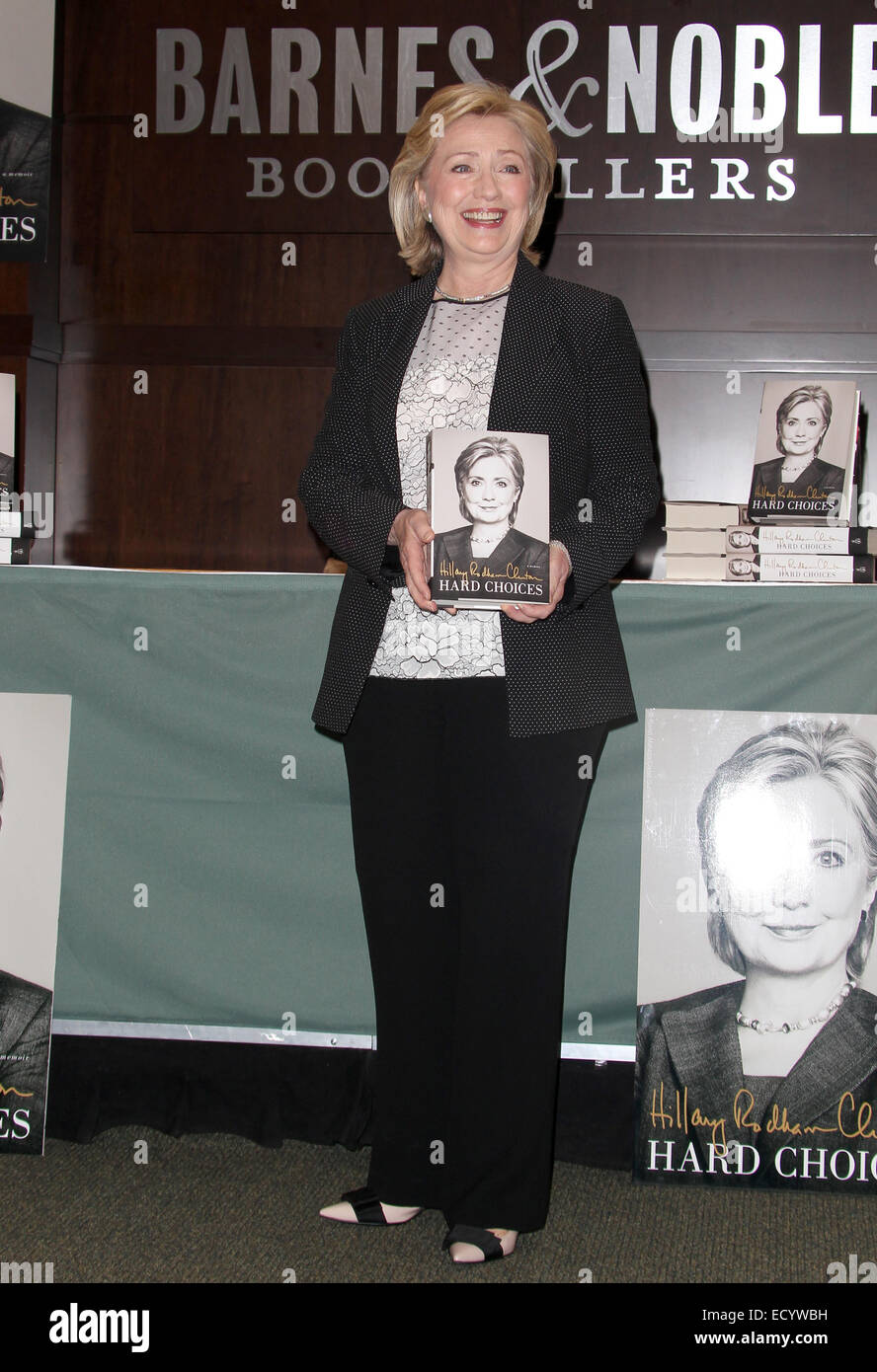 Hillary Rodham Clinton's book signing event, held at Barnes & Noble ...