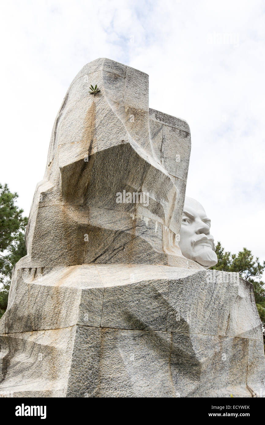 White marble monument of Vladimir Ilyich Lenin in Parque Lenin, Havana ...