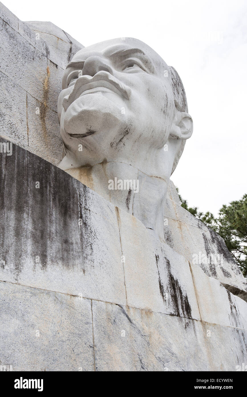 White marble monument of Vladimir Ilyich Lenin in Parque Lenin, Havana ...