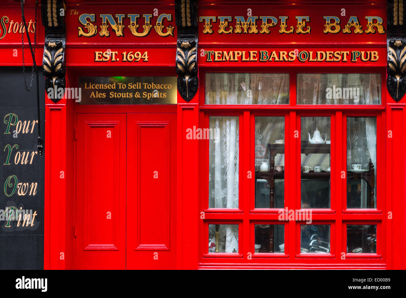Temple bar quarter hi-res stock photography and images - Alamy