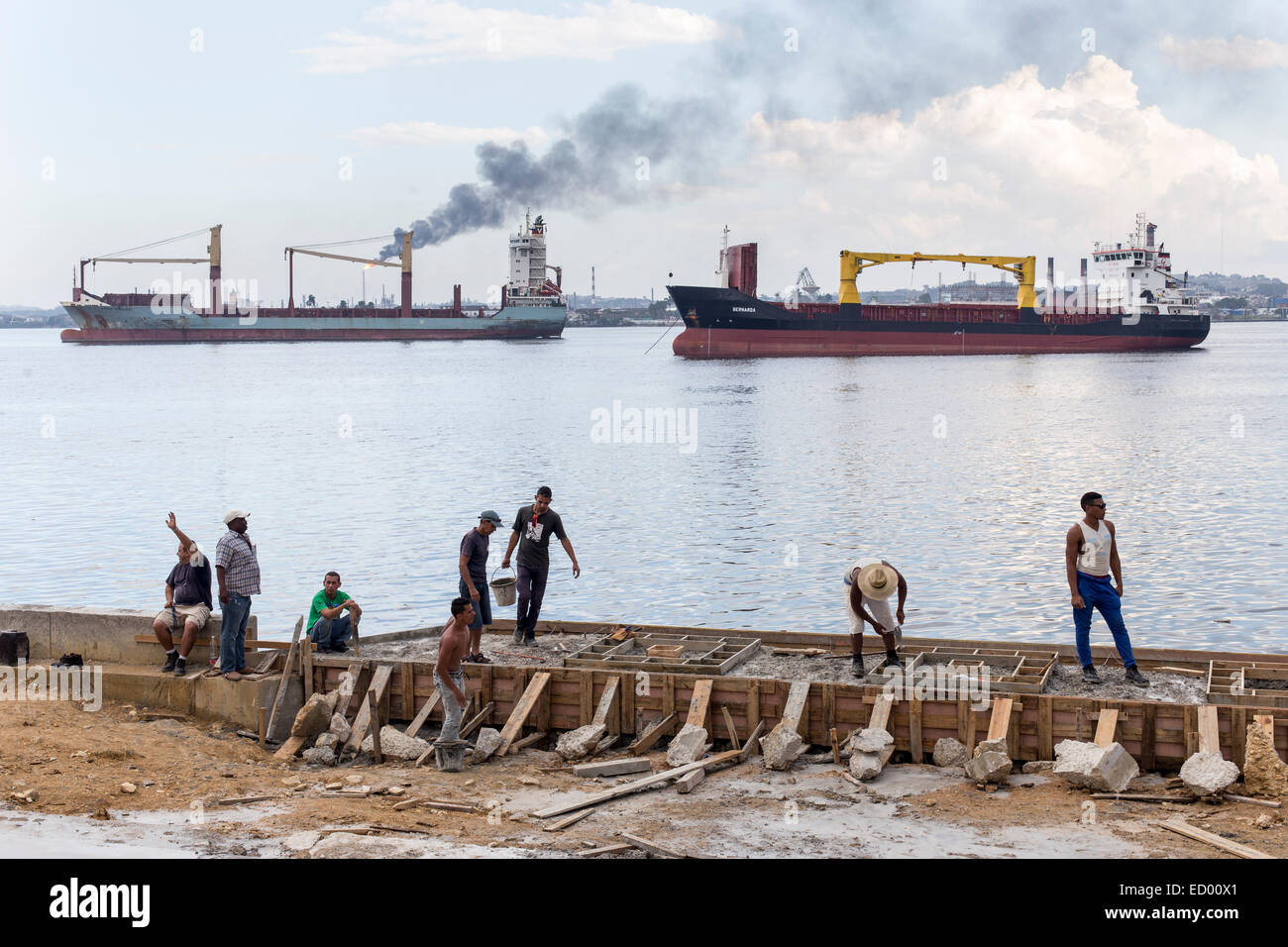 Workers at the harbor in Havana, Cuba Stock Photo - Alamy