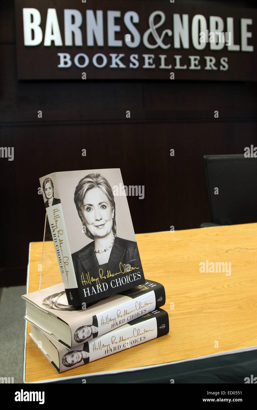 Hillary Rodham Clinton signing for her new book, Hard Choices Featuring ...