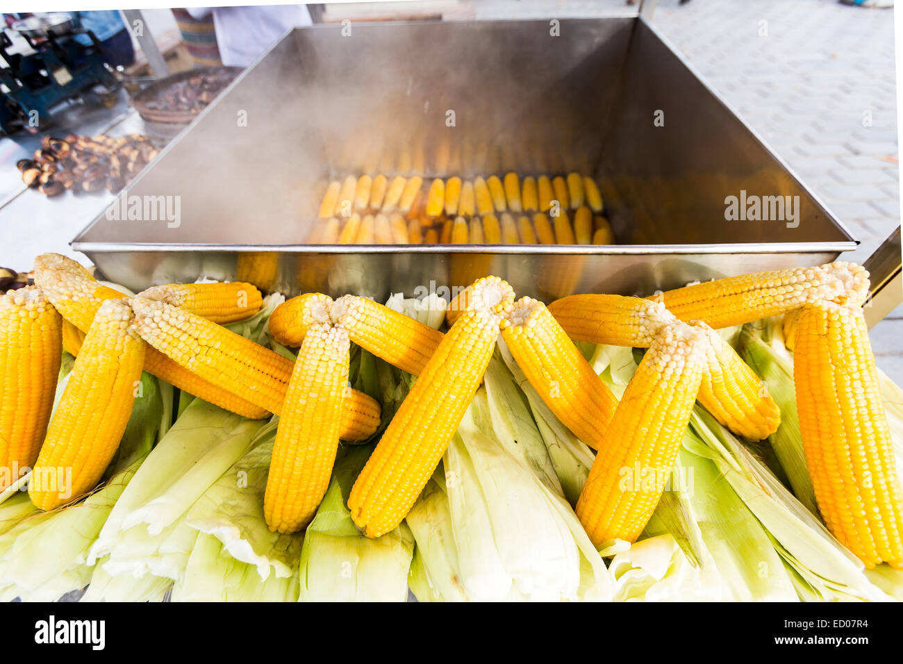 Boiled corn for sale in Istanbul, Turkey Stock Photo - Alamy