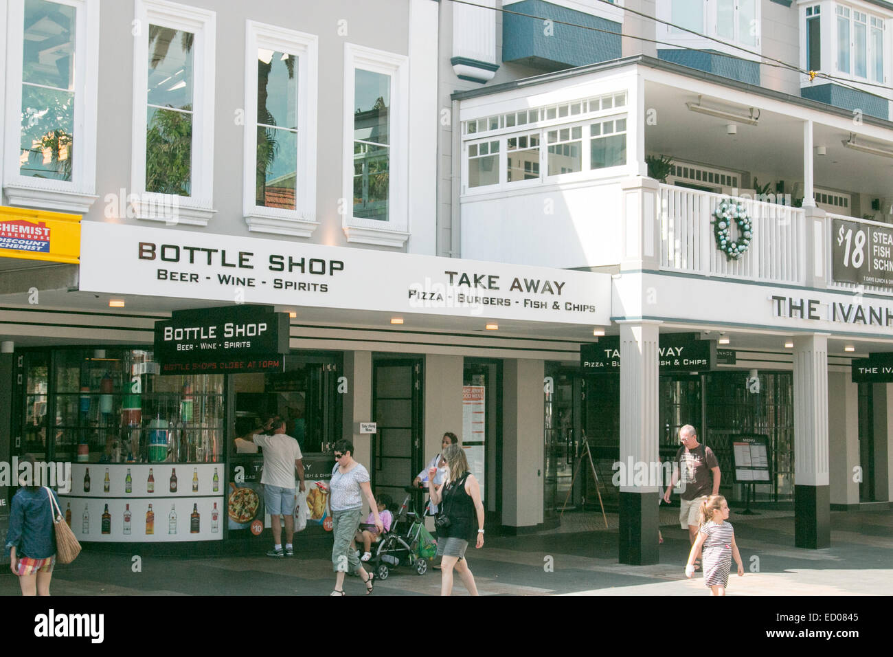 pub bar and takeaway cafe in the corso in manly sydney Stock Photo - Alamy