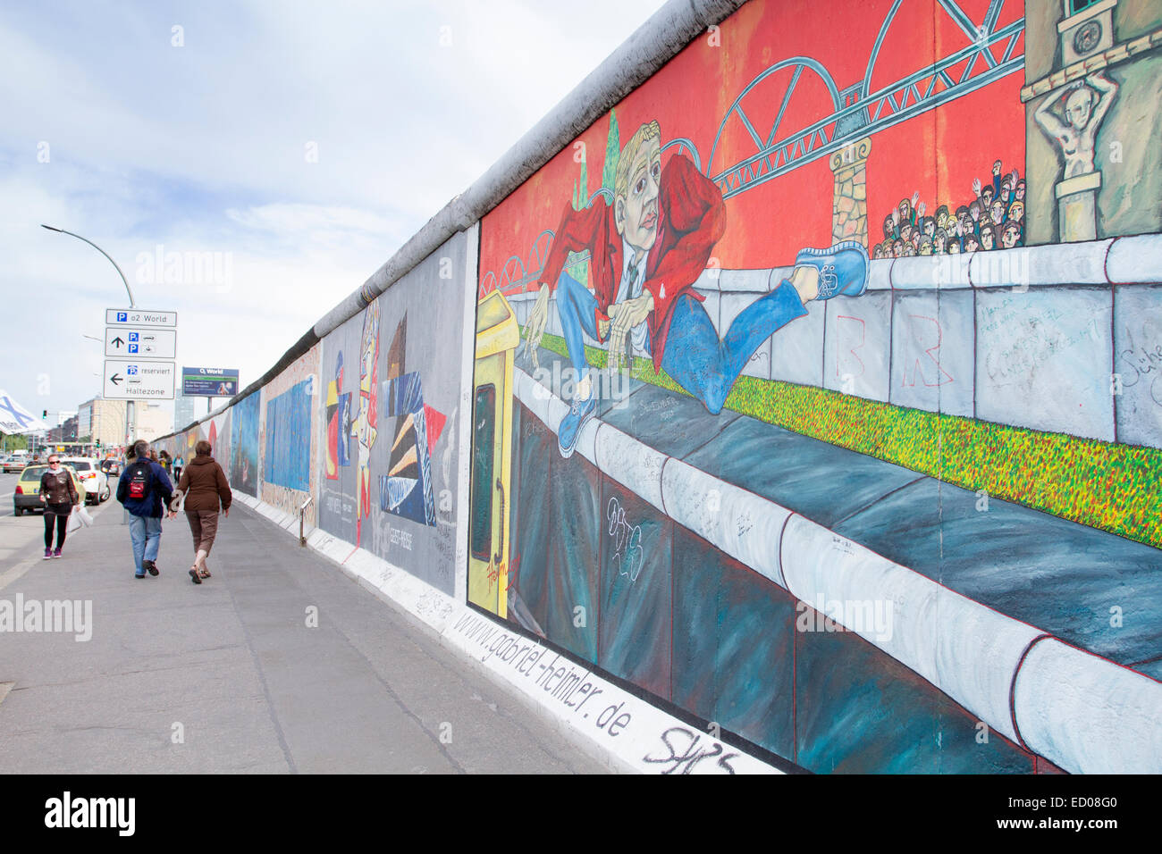 Couple berlin wall hi-res stock photography and images - Alamy