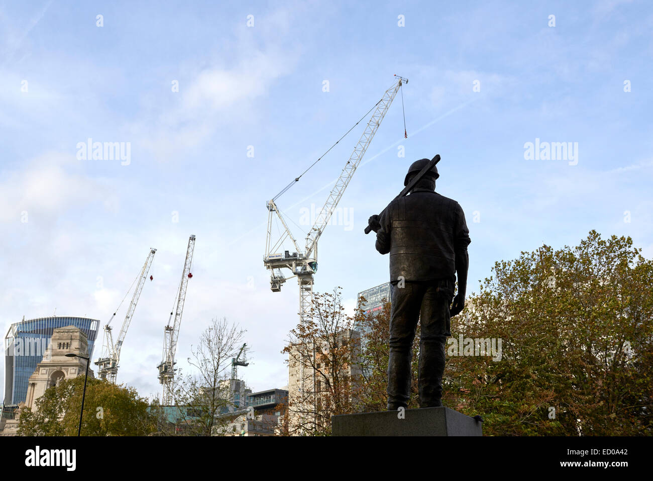 Statue of construction worker hi-res stock photography and images - Alamy