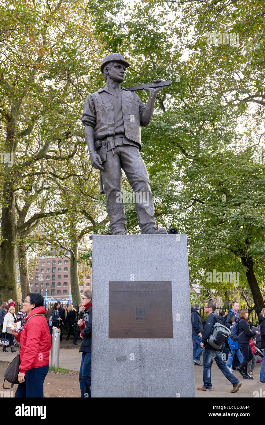 Building worker statue hi-res stock photography and images - Alamy