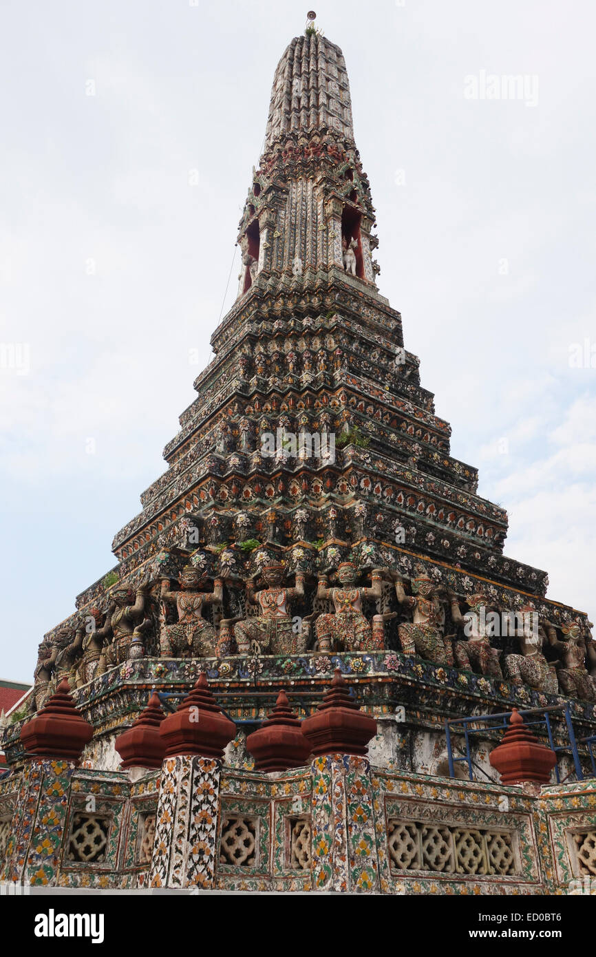 The central tower pagoda prang Wat Arun, The Temple of Dawn, Buddhist temple. Thonburi. Bangkok ...