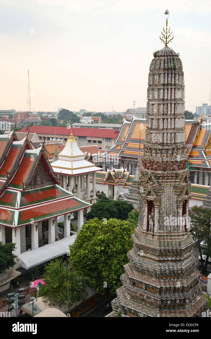 The central tower pagoda prang Wat Arun, The Temple of Dawn, Buddhist temple. Thonburi. Bangkok ...