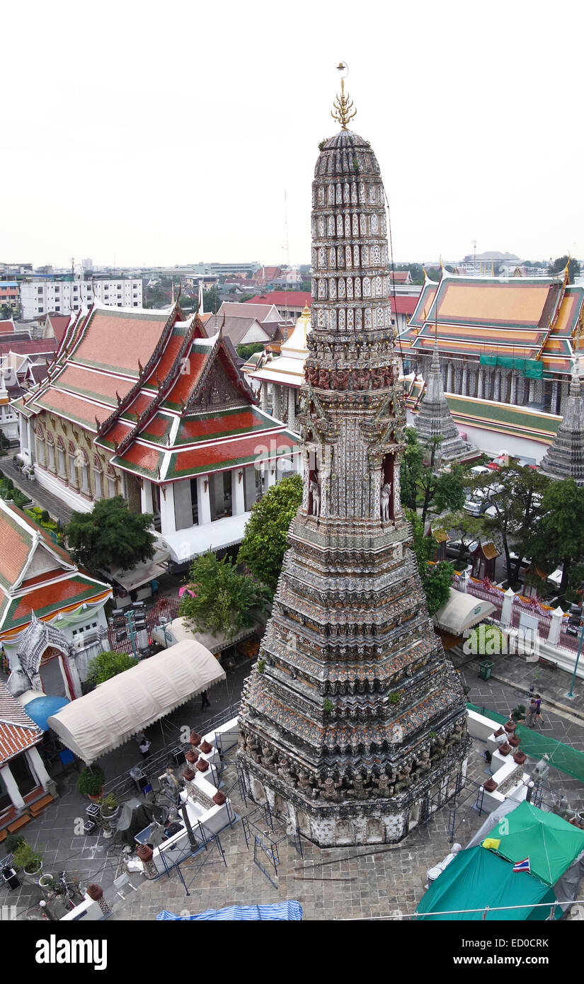 The central tower pagoda prang Wat Arun, The Temple of Dawn, Buddhist temple. Thonburi. Bangkok ...