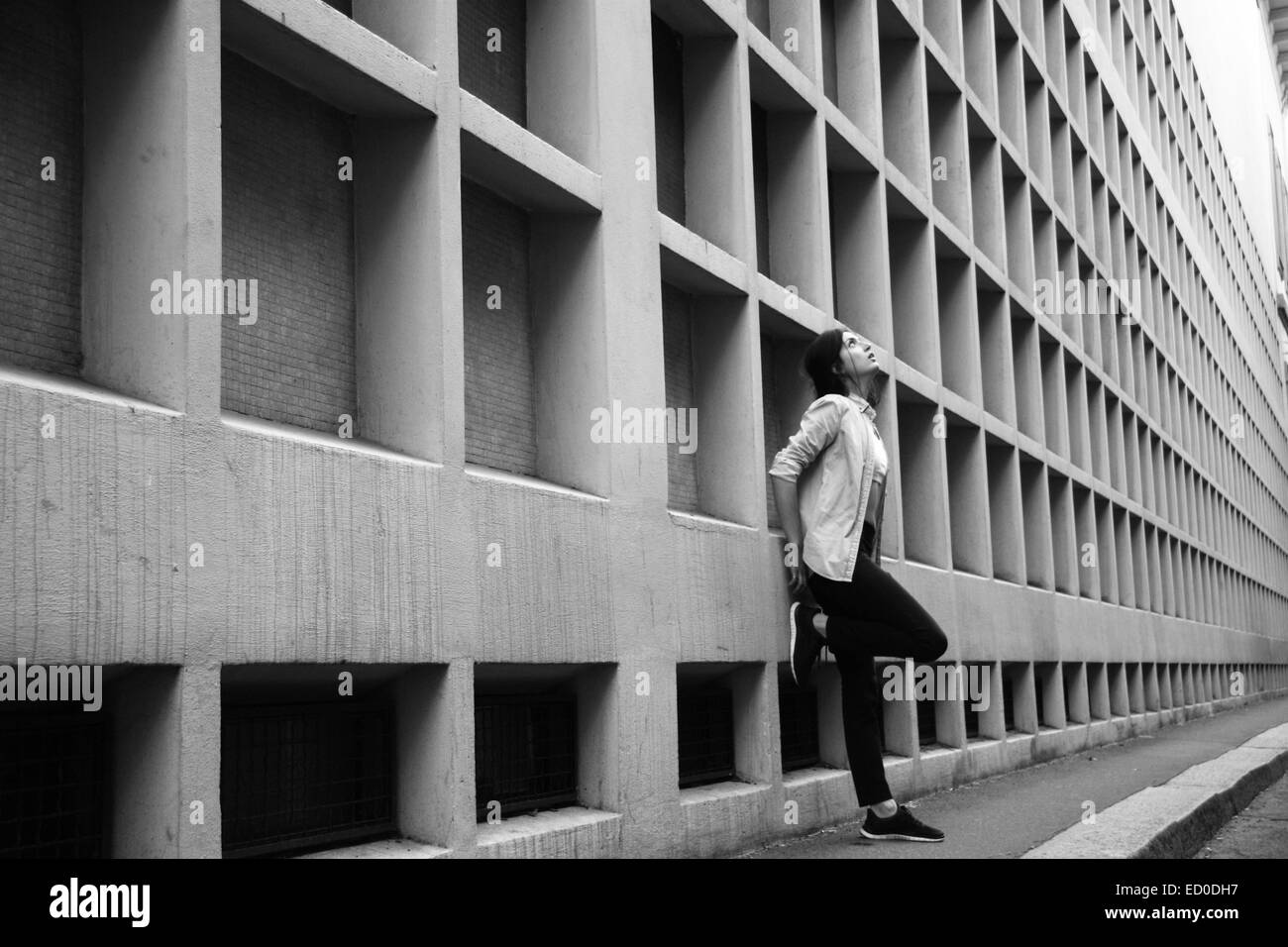 Leaning wall woman hi-res stock photography and images - Alamy