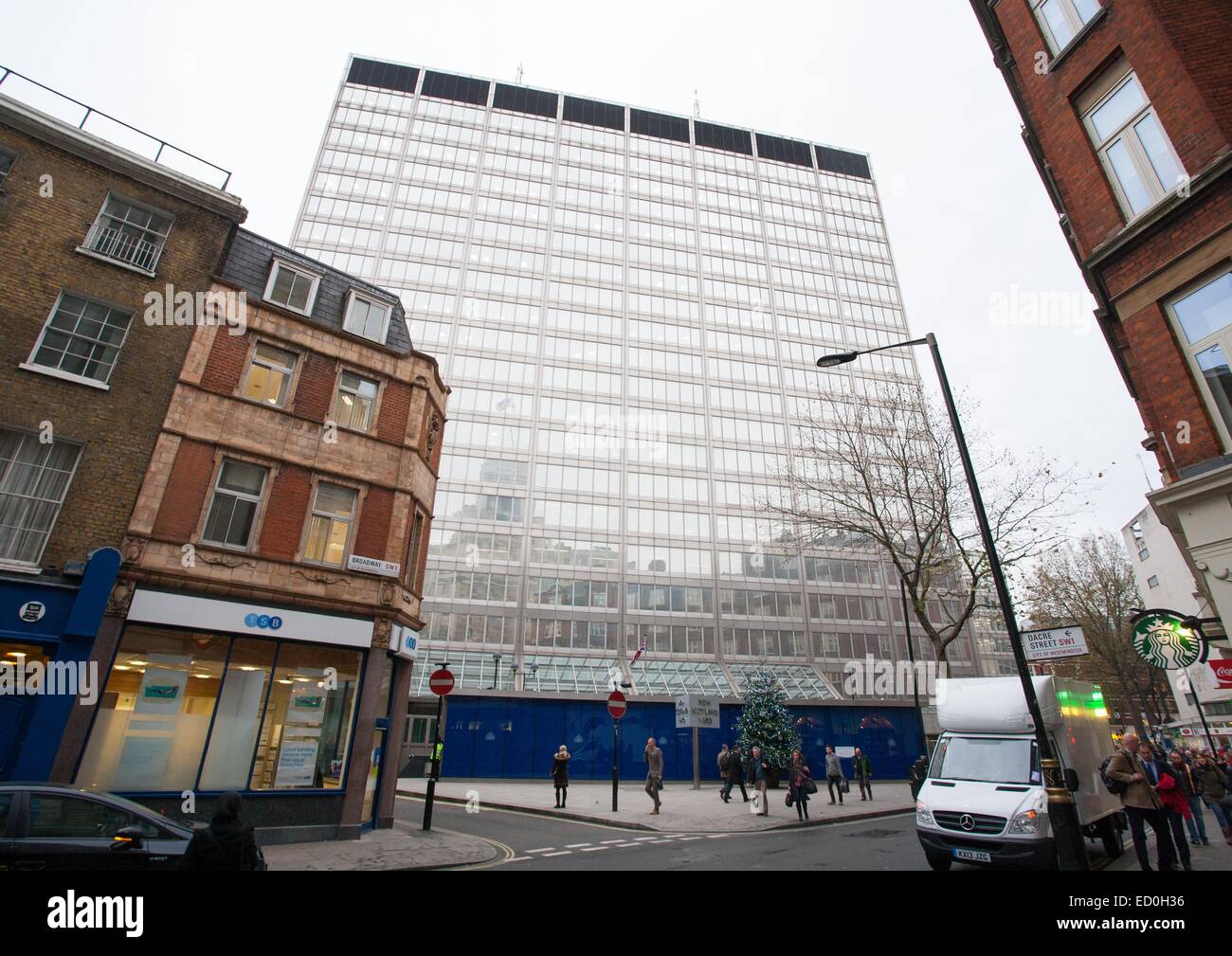 Metropolitan police headquarters hi-res stock photography and images ...