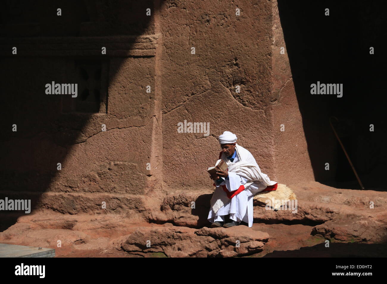 Monk reading bible hi-res stock photography and images - Alamy
