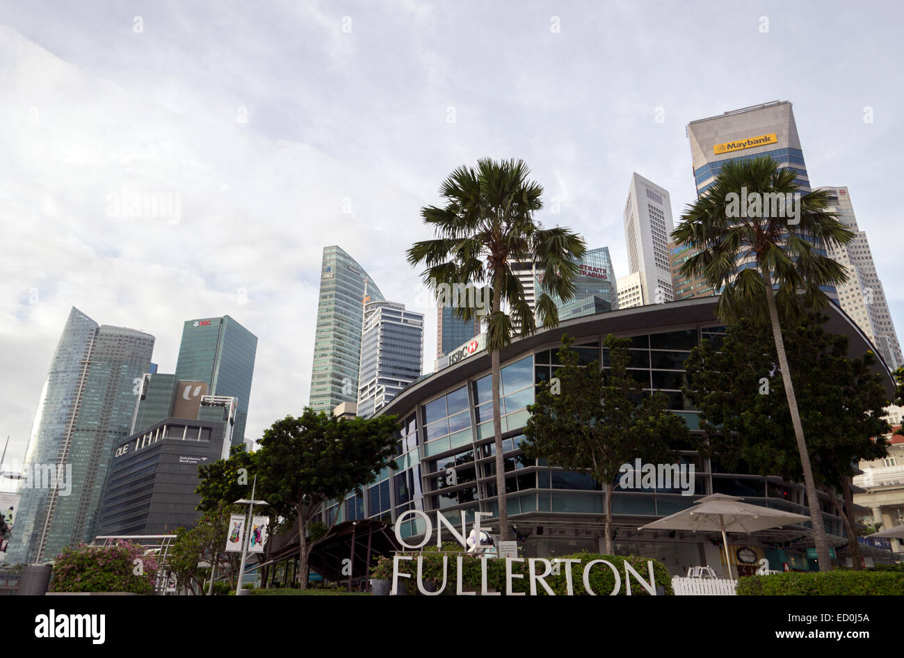 The financial district and the One Fullerton restaurant in Singapore ...