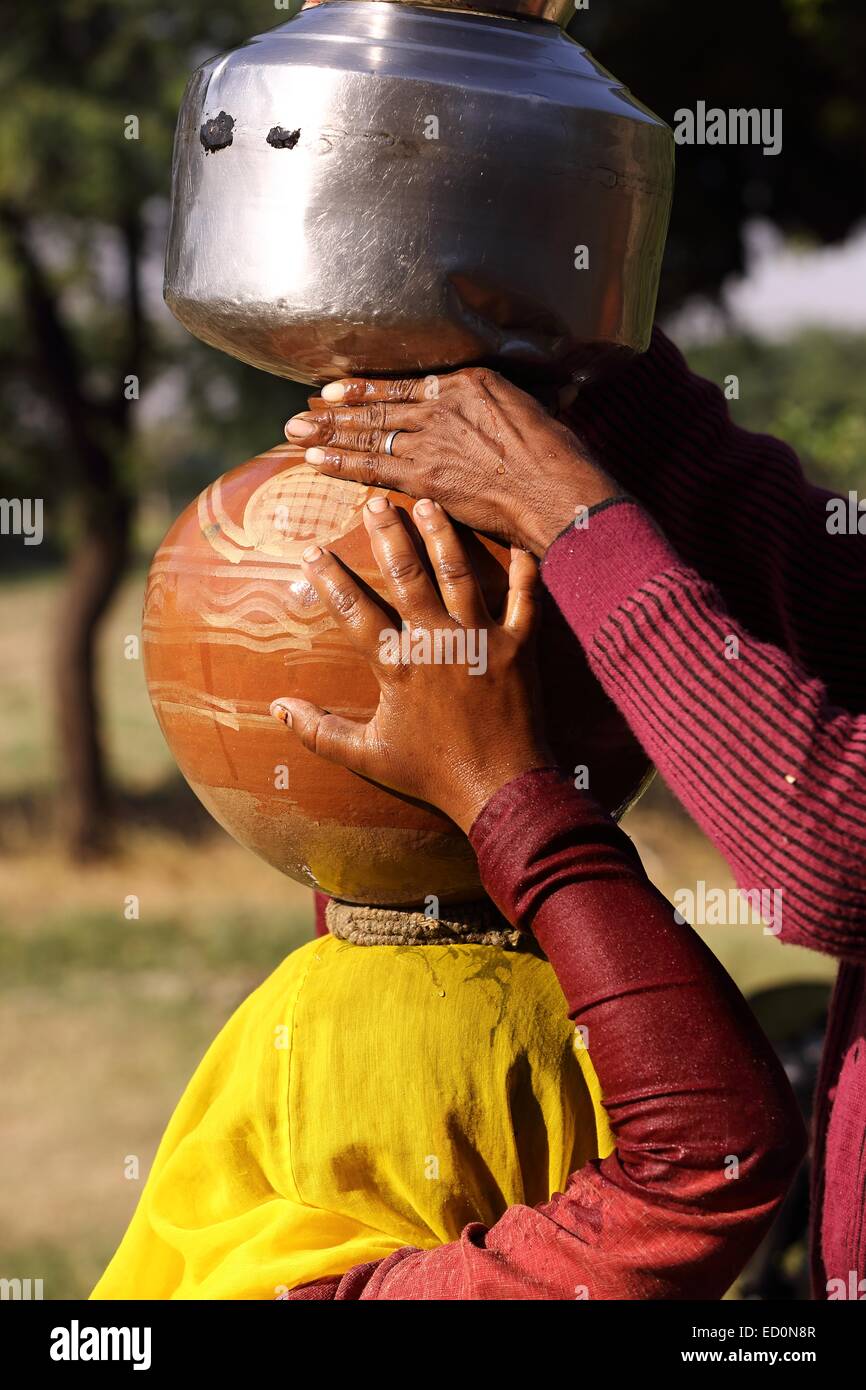 Indian girl carrying water pot hi-res stock photography and images - Alamy