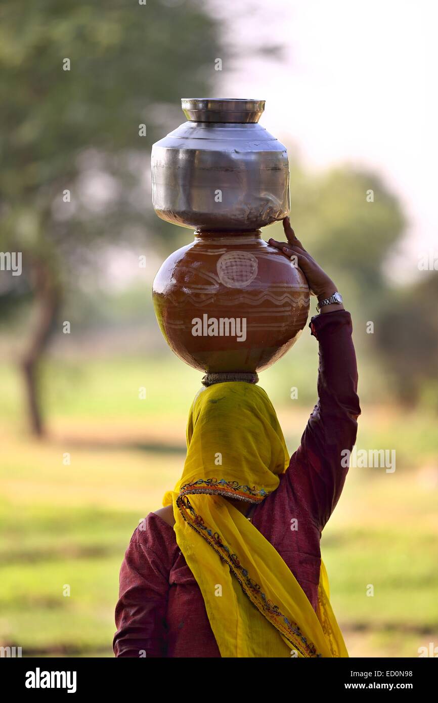Indian woman carrying a pot of water India Stock Photo - Alamy