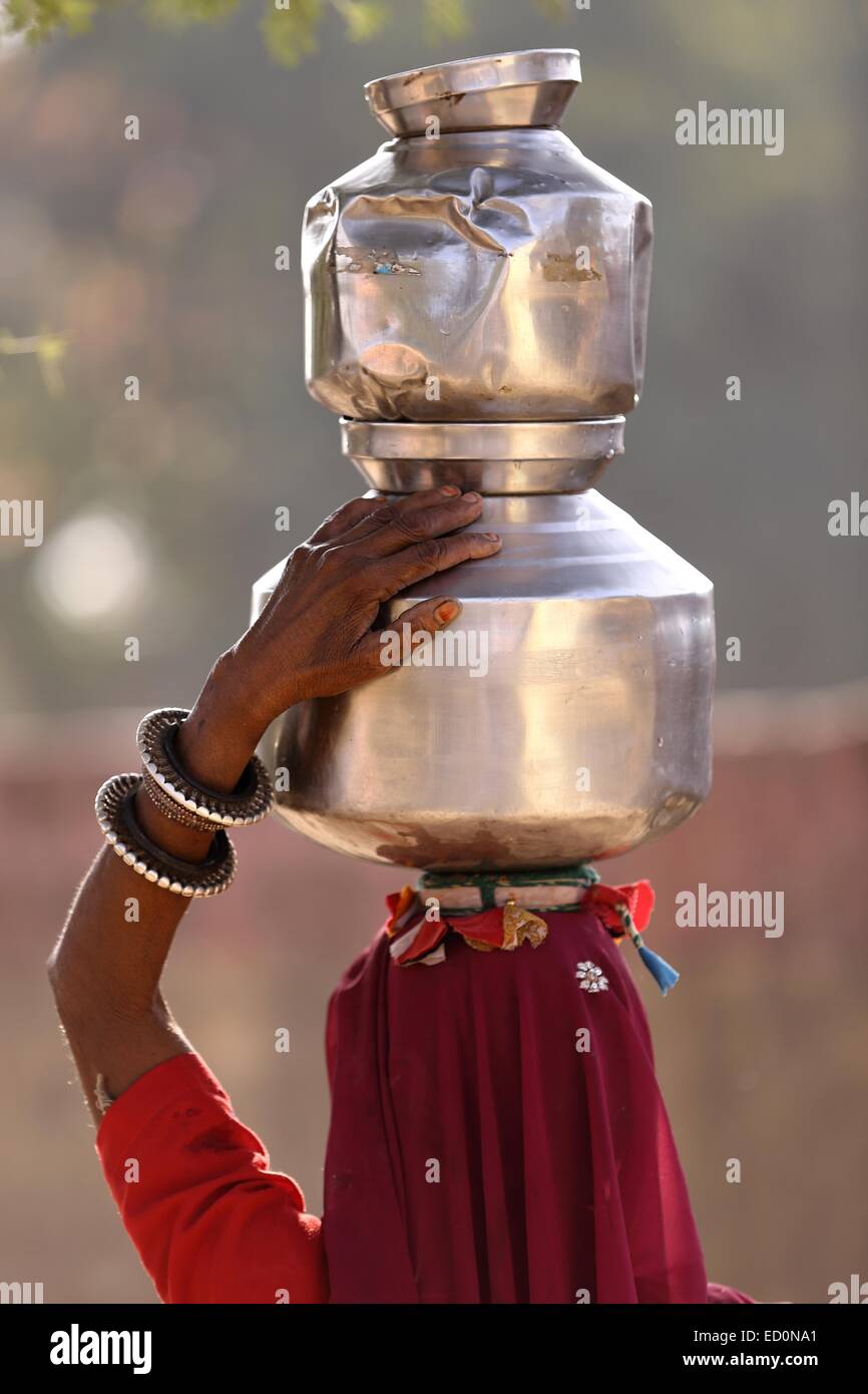 Indian woman carrying a pot of water India Stock Photo - Alamy