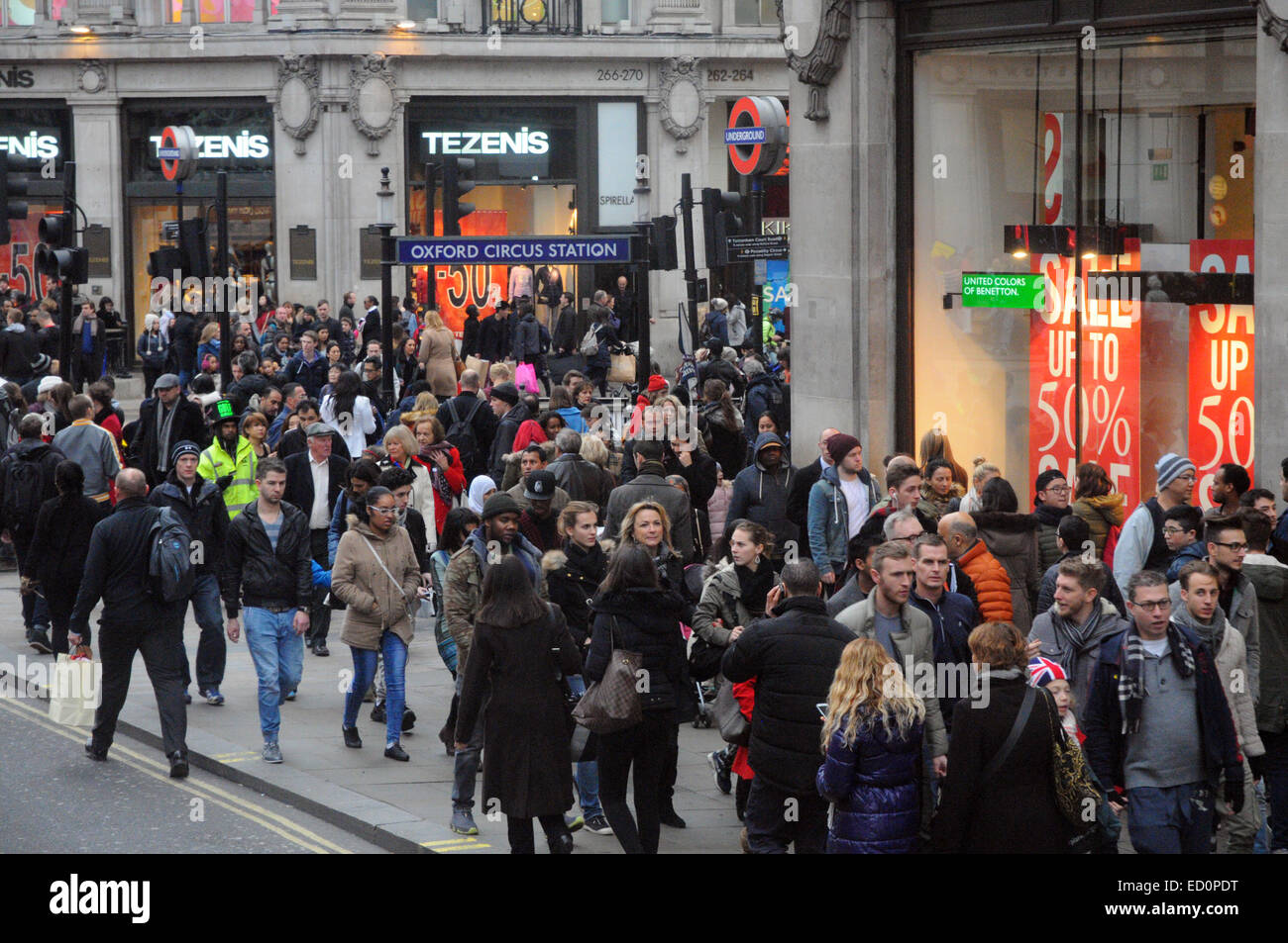 Shoppers flock regent street hi-res stock photography and images - Alamy