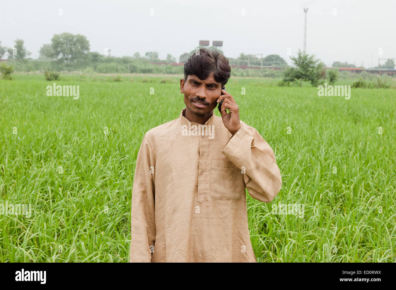 India farmer phone hi-res stock photography and images - Alamy