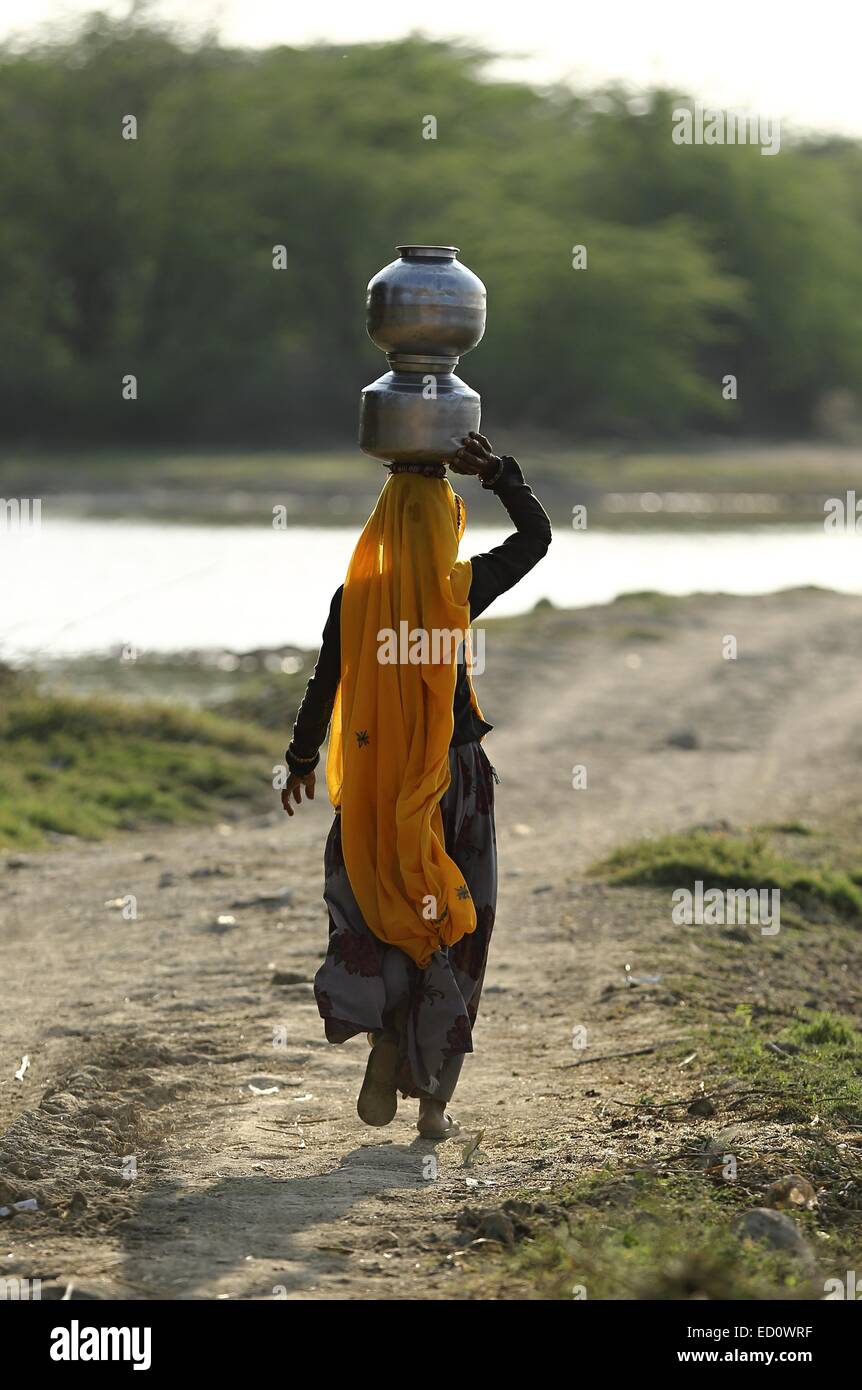 Indian woman carrying a pot of water India Stock Photo - Alamy