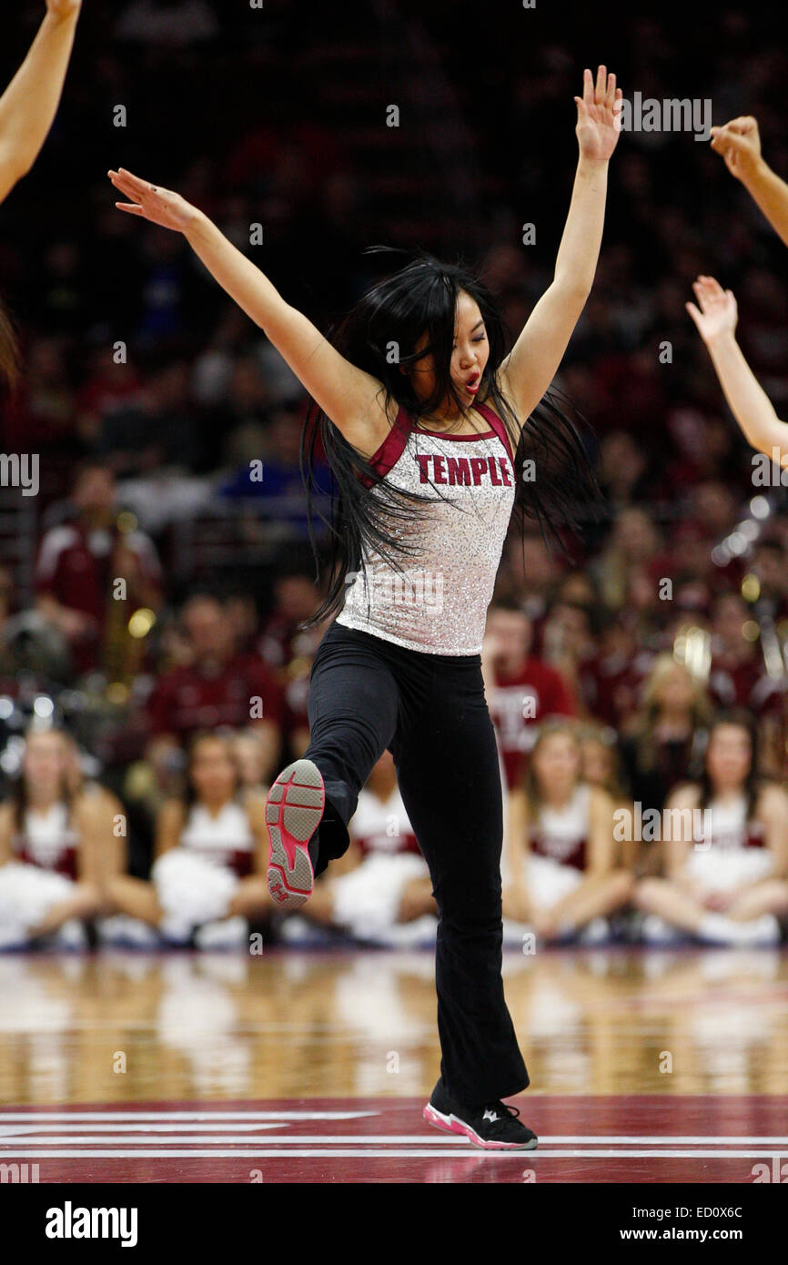December 22, 2014: Temple Owls Diamond Gem Dance Team in action during ...
