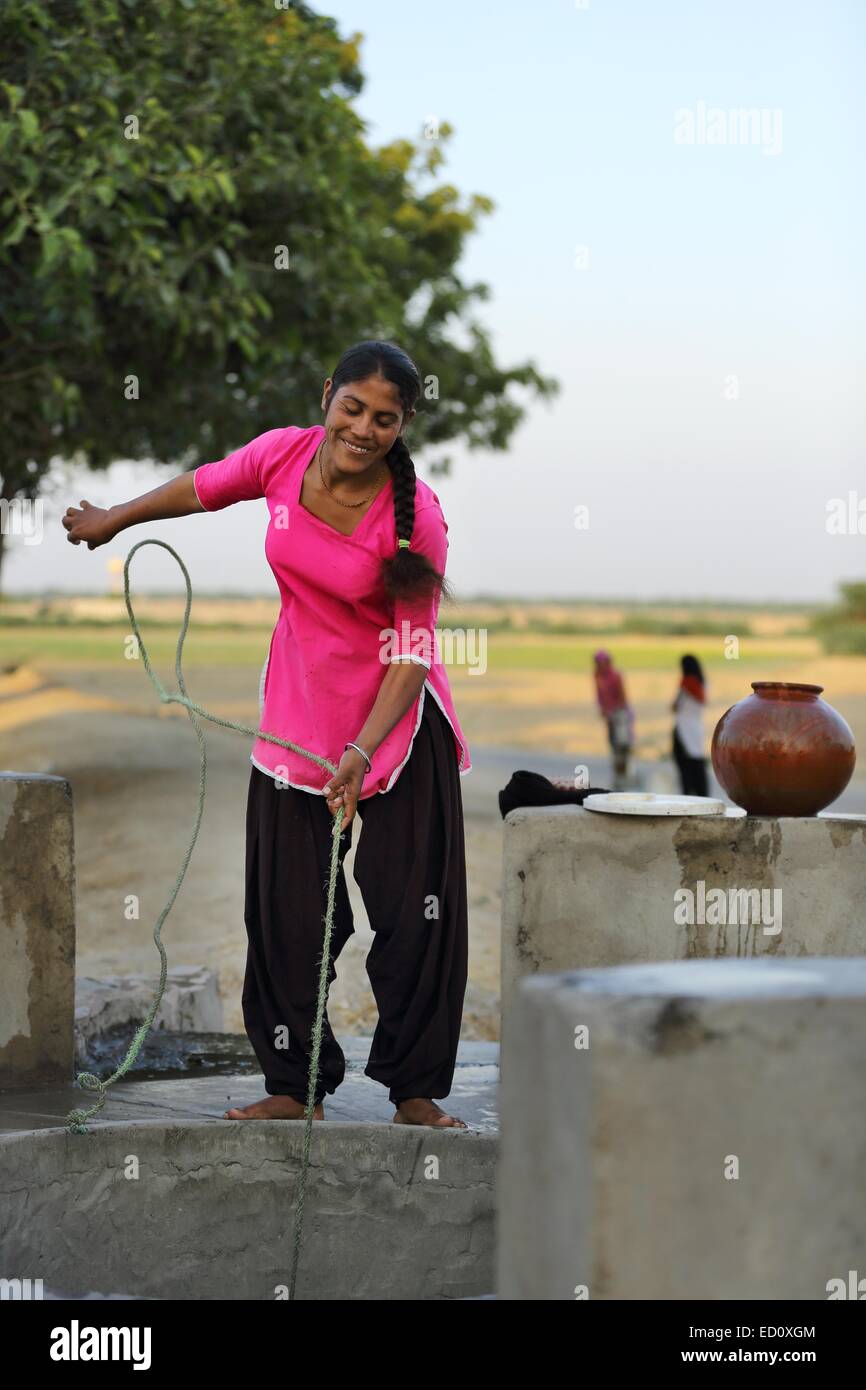 Indian girl carrying pot hi-res stock photography and images - Alamy