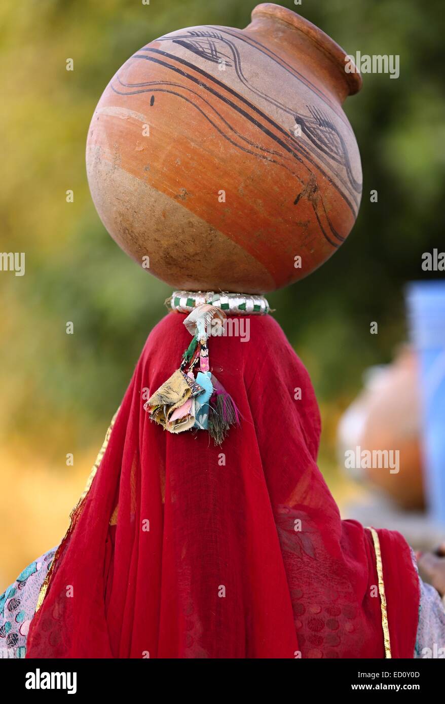 Indian woman carrying water pots hi-res stock photography and images ...