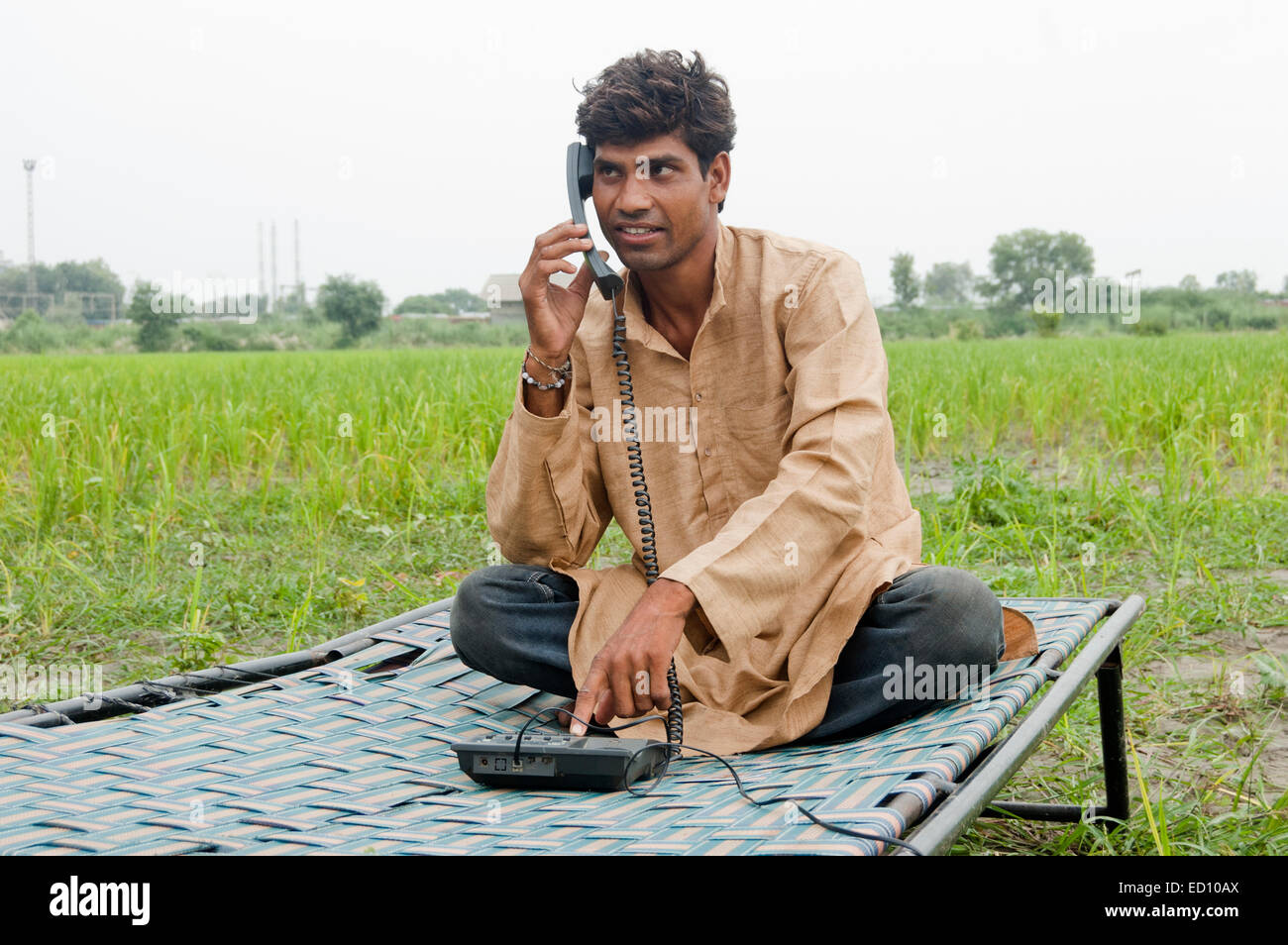 Man phone fingers crossed hi-res stock photography and images - Alamy