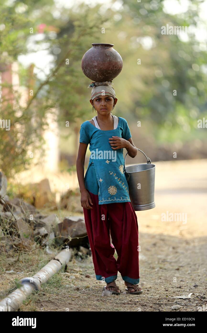Indian girl carrying a pot of water India Stock Photo - Alamy