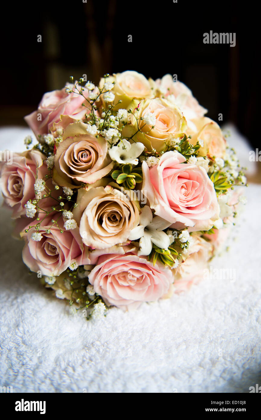 Wedding Day details : the bride's floral arrangement - a rose bouquet ...