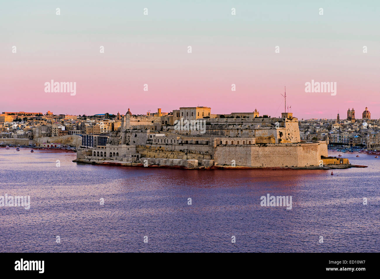 Fort Saint Angelo in the centre of the Grand Harbour, Vittoriosa, Malta ...