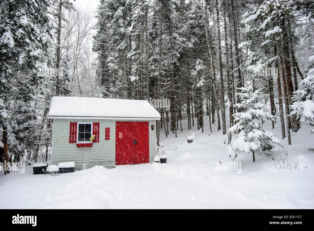 Baby barn red door hi-res stock photography and images - Alamy