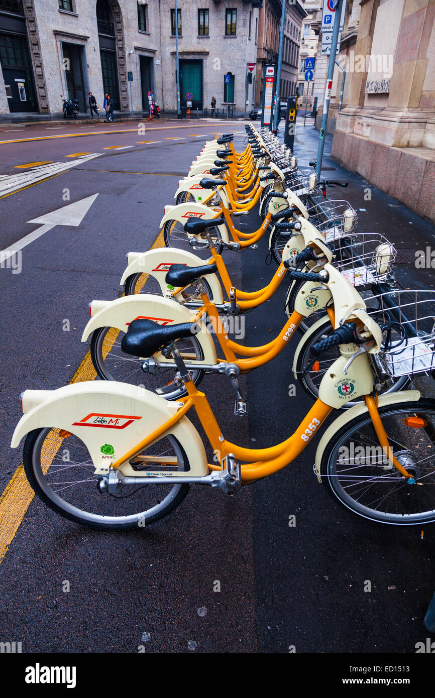 Row of yellow bicycles for rent on the streets of Milan Stock Photo - Alamy