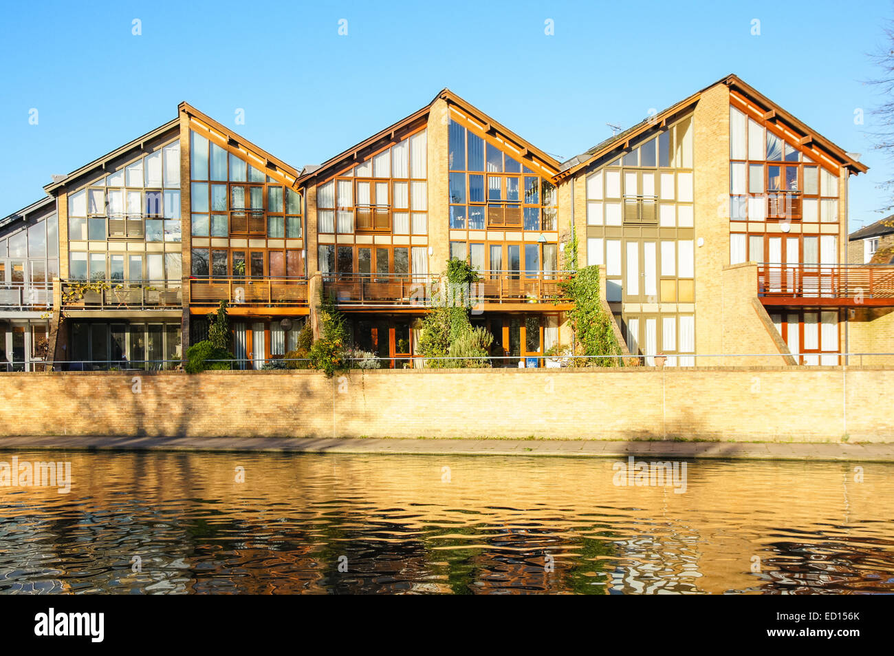 Bank side properties hi-res stock photography and images - Alamy